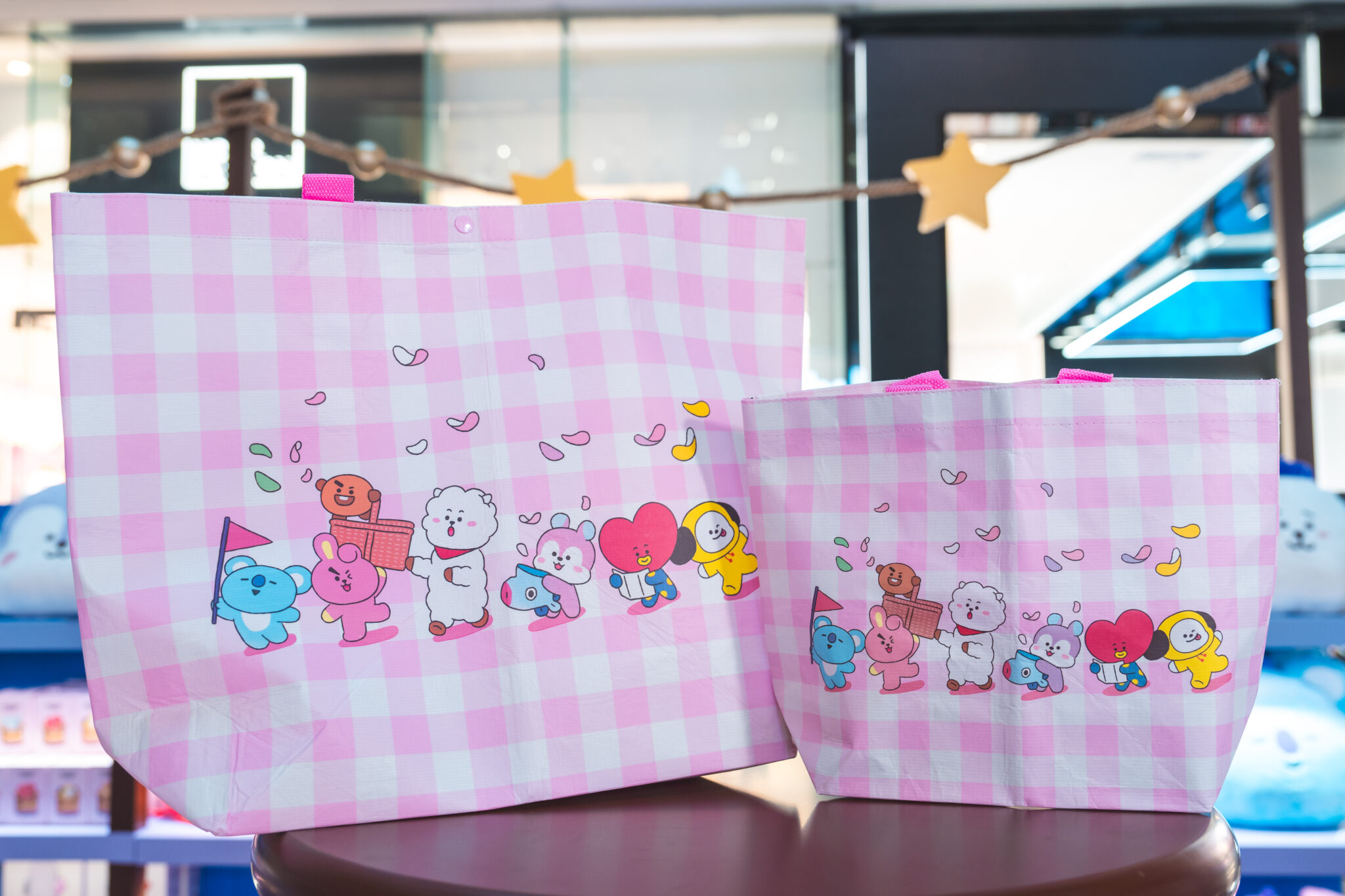 【蜜柚最新情報】BT21全球企劃於東薈城名店倉拉開序幕 7位宇宙明星以微醺造型亮相 - She\sters